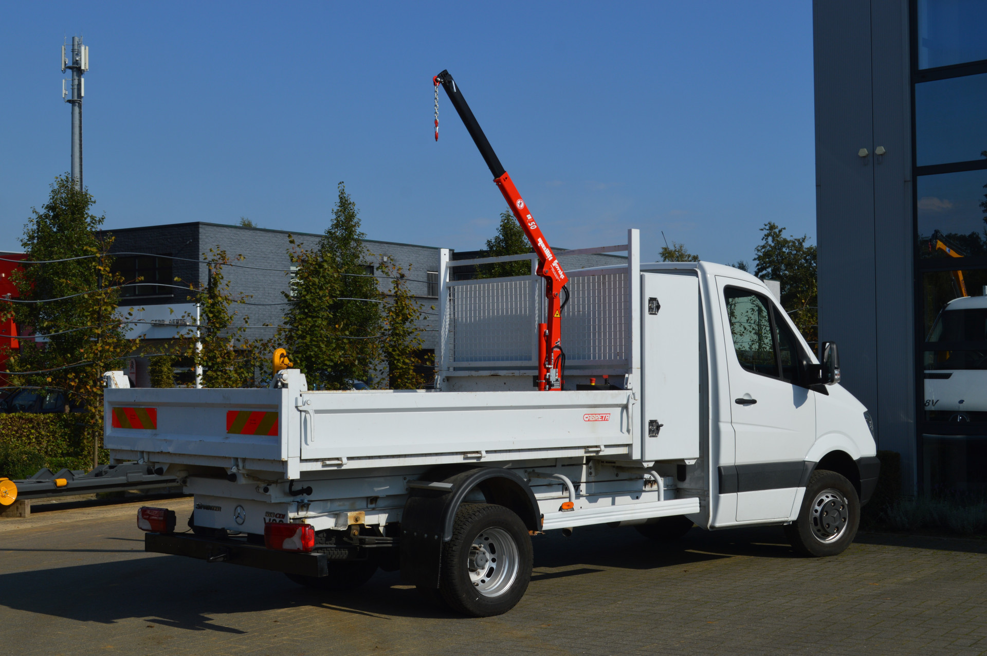 Laadkraan Maxilift M50.2H gemonteerd op bestaande kipper in Westerlo ...