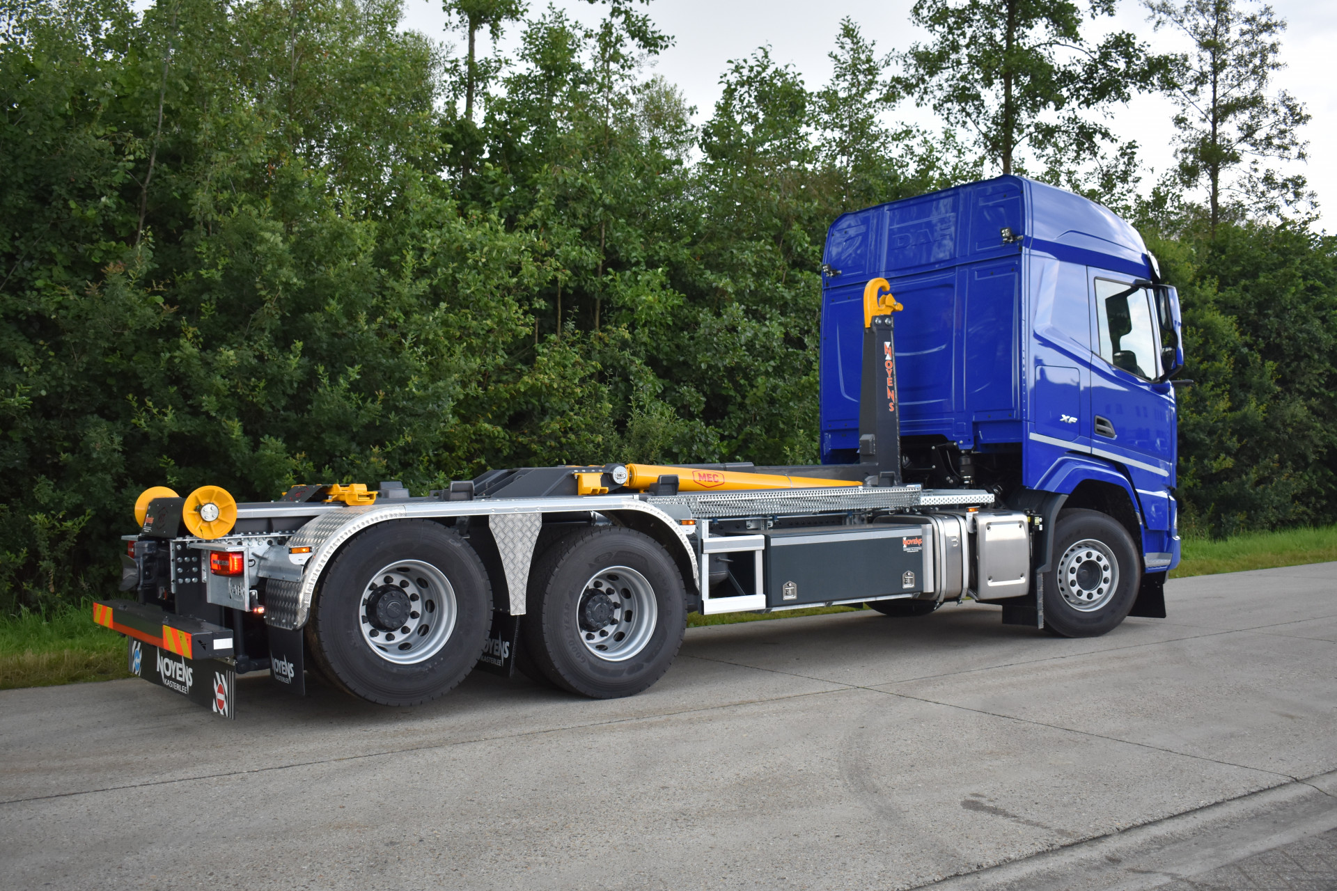 Opbouw van containersysteem Busi Group 20 ton op DAF in Herenthout ...