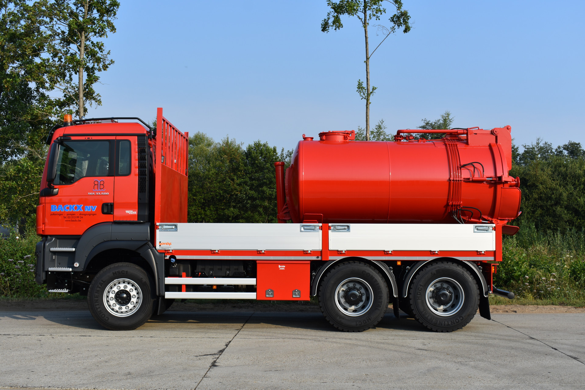 Open laadbak met alu zijborden voor putboringen op MAN in Sint-Lenaarts ...